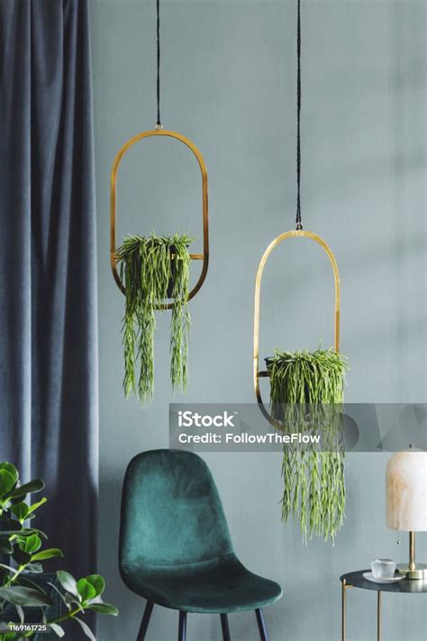 녹색 벨벳 의자 디자인 커피 테이블 대리석 테이블 램프 매달려 골드 화단 식물과 우아한 액세서리와 거실의 세련되고 고급스러운