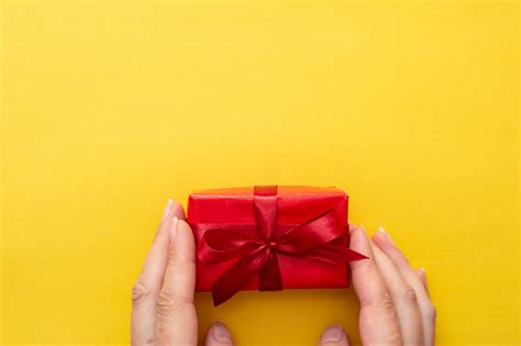 파란색 배경 위에 고립 된 리본 활과 선물 빨간 상자를 들고 여성 손의 상단보기 복사 공간 금색에 대한 스톡 사진 및 기타 이미지 Istock