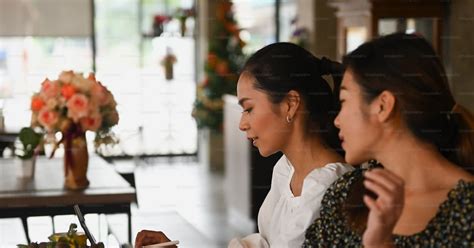 두 명의 여성 프리랜서가 새로운 기회에 대해 이야기하고 사무실 책상에서 컴퓨터 태블릿으로 작업하고 있습니다 사진 Unsplash의 앉아 이미지