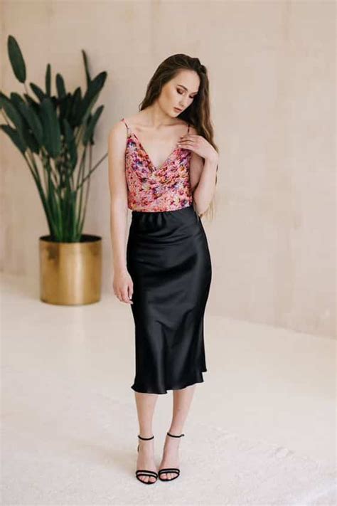 How To Wear Black Midi Skirts 21 Outfit Ideas Andstyling Tips