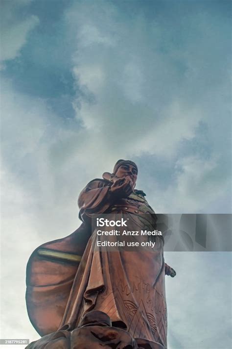 쳉 후의 장엄한 동상은 문화 유산과 역사를 상징하는 우뚝 솟아 있으며 특히 음력 또는 중국 설날 축하 행사 기간 동안 그렇습니다 인도네시아 2024년 11월 17일 0명에