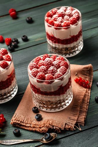 그라놀라 베리 및 휘핑 크림을 곁들인 파르페 신선한 라즈베리 디저트 케이터링 과일에 대한 스톡 사진 및 기타 이미지 과일 빨강 티라미수 Istock