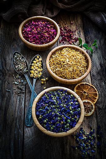 소박한 나무 테이블에 촬영 다양한 여러 색의 말린 차 잎과 꽃 칼렌둘라 미나리아재비과에 대한 스톡 사진 및 기타 이미지