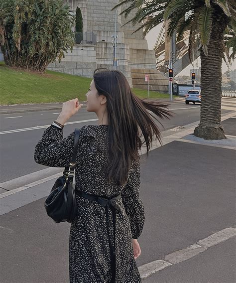 리리앤코 벨로비나 플라워 프릴 벨벳 배색 뒷리본 롱 원피스