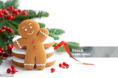 홈메이드 진저브레드 맨 쿠키와 흰색 크리스마스 트리 장식 크리스마스에 대한 스톡 사진 및 기타 이미지 크리스마스 배경 주제 진저브레드 남자 Istock