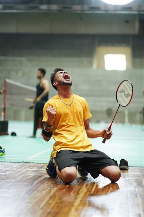 실내 감정 감정적으로 충전된 강렬함 경쟁 스포츠 경쟁력 경쟁력 있는 나타내는 남자 선수 다이나믹한 라켓 매치 무릎 배드민턴 배드민턴 라켓 법원