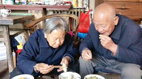 農村80歲大爺起床后，勤勞大娘已做好豐盛早餐，看看二老吃的啥飯 Youtube