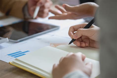 마케팅 재무 회계 기획 회사는 마케팅 담당자 팀이 노트북 컴퓨터 그래프와 계산기 및 태블릿을 사용하여 회사의 이익을 분석합니다 사업 개념 3 명에 대한 스톡 사진 및 기타