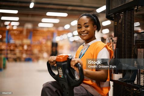 유통 창고에서 일하는 동안 팔레트 잭을 운전하는 행복한 아프리카 계 미국인 여성 여자에 대한 스톡 사진 및 기타 이미지 여자
