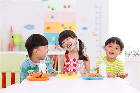 幼儿园儿童在吃早餐高清图片下载 正版图片507632776 摄图网