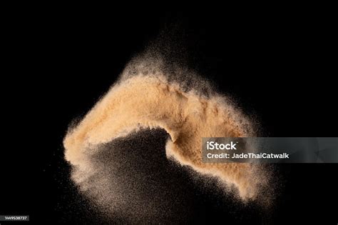 작은 크기의 좋은 모래 비행 폭발 황금 곡물 파도가 폭발합니다 추상 구름 비행 노란색 모래가 공기 중에 실리카를 튀깁니다 검은색 배경 격리된 고속 셔터 프리즈 샷 던지기