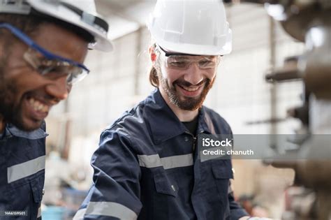 백인과 아프리카계 미국인 엔지니어 남자가 선반 공장에서 선반 기계를 확인하고 있다 20 24세에 대한 스톡 사진 및 기타 이미지 20 24세 2명 30 34세