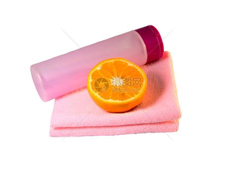 带液肥皂和毛巾的粉红瓶子高清图片下载 正版图片504137657 摄图网