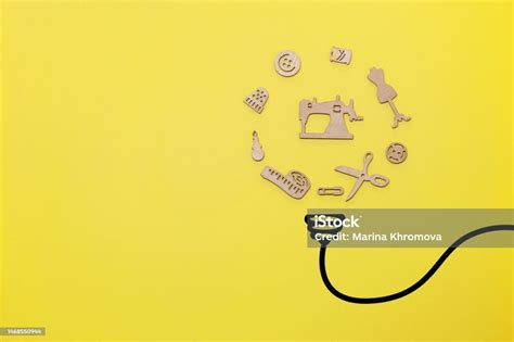 밝은 노란색 배경에 바느질 작업과 바느질을 위한 항목의 원이 있는 페인트 전구 형태의 아이디어 기호 0명에 대한 스톡 사진 및 기타 이미지 Istock