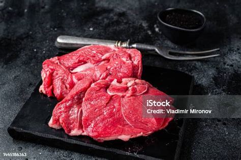 다리에서 만든 생 양고기 필레 스테이크 익히지 않은 양고기 검은 배경입니다 상위 뷰 0명에 대한 스톡 사진 및 기타 이미지 0명 검은색 고기 Istock