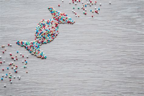 맛 있는 다채로운 사탕 나무 바탕에 사탕 모양에서 어린 시절 달콤한 맛입니다 선물로 과자입니다 결혼 답례품에 대한 스톡 사진 및 기타 이미지 Istock