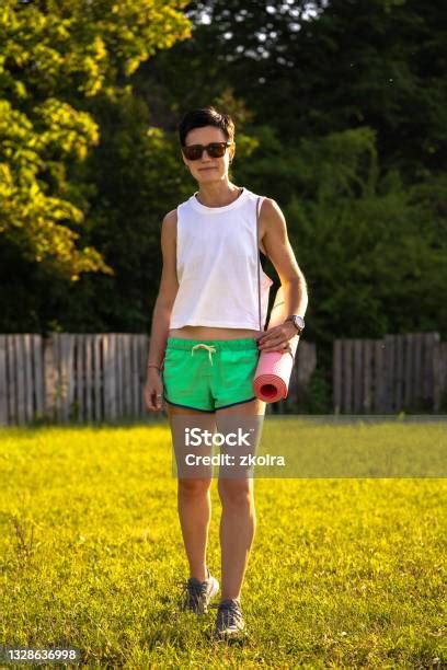 공원에서 요가 매트와 젊은 아름다운 여자 짧은 검은 머리 선글라스와 반바지 여름에 스포츠 야외 스포츠웨어에서 슬림 피트니스 소녀 운동 훈련에 여성 35 39세에 대한 스톡