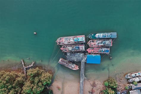 경치 경치가 좋은 드론으로 찍은 사진 바다 바다 경치 배 보트 수역 위에서 위에서 내려다 본 자연 자연의 조감도 푸른 나무 풍경 항공 사진 해변