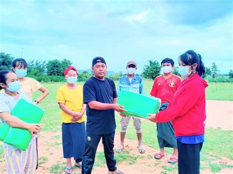 ဒီးမော့ဆိုမြို့နယ်ရှိ စစ်ဘေးရှောင် ပြည်သူများကို မိုးကာများ လှူဒါန်း Khit Thit Media