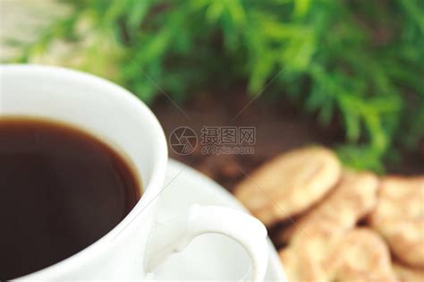 一杯咖啡深色木桌上的咖啡豆高清图片下载 正版图片503689871 摄图网