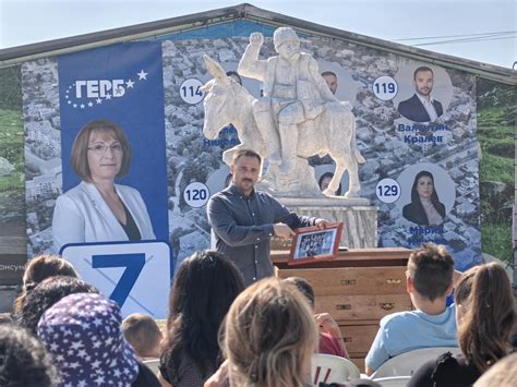 Казанлък инфо ГЕРБ с подарък към енинци „Чудомирщини” оживяха на площада в селото