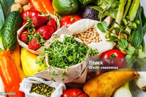 균형 잡힌 채식 음식 배경입니다 야채 과일 열매 견과류 콩나물 씨앗 병아리 콩 흰색 배경에 있습니다 가방에 대한 스톡 사진 및 기타 이미지 Istock
