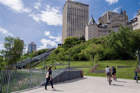 Dialog Cantilevers Wooden Bridge Over River Valley In Edmonton