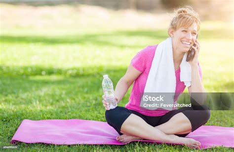 영 건과 그녀의 스마트 휴대 전화에서 얘기 하는 요가 매트에 물 병와 야외 성인 여자를 맞습니다 30 39세에 대한 스톡 사진 및 기타 이미지 Istock