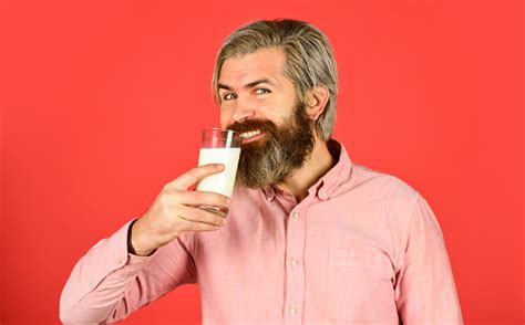 행복한 농부는 우유 유리를 선물합니다 수염이있는 사람은 유용한 우유를 마 십니다 건강한 음식과 음료 유리에 비 유제품 코코넛 비건 우유 아몬드 우유를 시험해보십시오 유제품