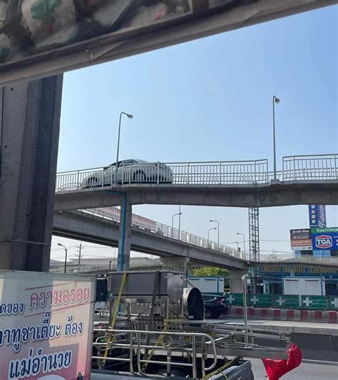 ผิดสะพานหรือเปล่าพี่ โตโยต้า คัมรี่ พุ่งขึ้นเกือกม้ามอเตอร์ไซค์ แล้วค้างเติ่งอยู่บนนั้น