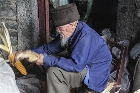 農村老人忙碌的生活，一輩子沒有停息過 每日頭條