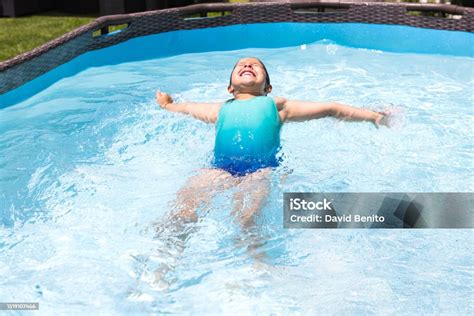 검은 머리 소녀는 수영장에서 물속에서 편안하게 누워 있다 수영장 수영 수영복 어린이 여름 휴식 휴가 리조트 및 여행 개념 2명에 대한 스톡 사진 및 기타 이미지 Istock