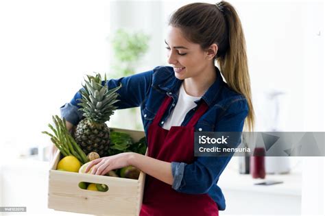 가정 부엌에서 야채와 과일 상자를 들고 하는 아주 젊은 여자 아스파라거스에 대한 스톡 사진 및 기타 이미지 아스파라거스 요리하기 음식 준비 한 명의 여자만 Istock