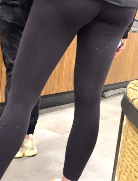 Hot Ass In Starbucks Line Pic