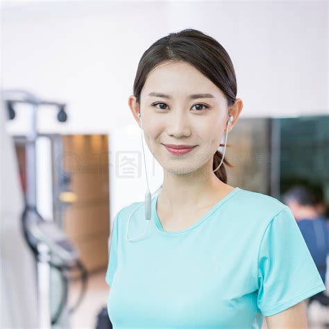 健身房高清图片 年轻女子在健身房健身 人像图片免费下载格式5304像素编号44211506 千图网