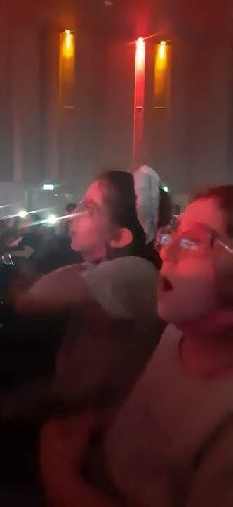 کنسرت بهنام بانی واقعا بی نظیر بود غزل جون و عسل جون عاشق بهنام بانی تمام آهنگها رو حفظ بودن