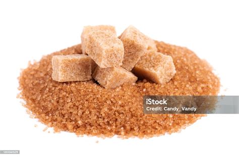 갈색 설탕은 흰색 배경에 고립 되어 있습니다 지팡이 설탕 결정과 설탕 큐브의 힙 가득 찬에 대한 스톡 사진 및 기타 이미지 가득 찬 갈색 개체 그룹 Istock