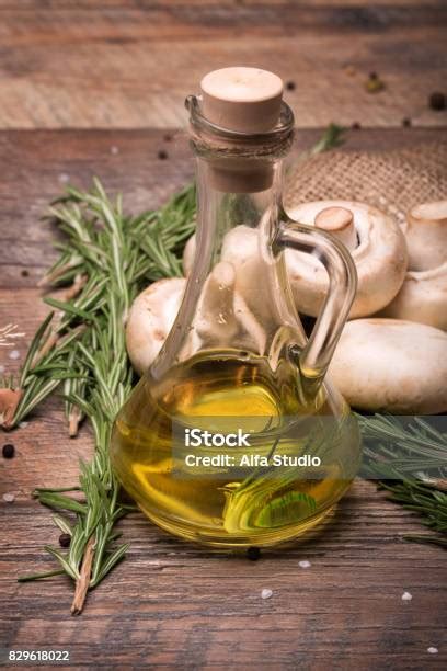 맛 향기로운 해바라기 오일 나무 배경에 샐러드에 대 한 로즈마리와 책상에 버섯 몇 분기 합니다 가방에 대한 스톡 사진 및 기타 이미지 Istock