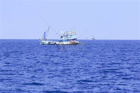 泰国海上渔船泰国渔船在海中寻找鱼高清图片下载 正版图片506296329 摄图网