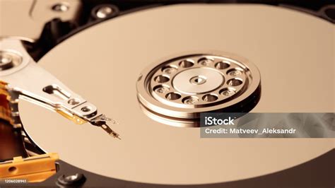 미러 효과 하드 디스크 컴퓨터에서 분해 하드 드라이브 미러 효과와 컴퓨터 하드 디스크에서 하드 드라이브를 열었습니다 컴퓨터 Pc 노트북의 일부 기록보관용에 대한 스톡 사진