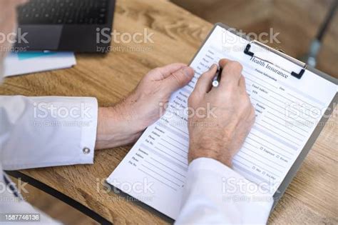 클립보드를 들고 환자의 의료 정보를 작성하는 의사 개념에 대한 스톡 사진 및 기타 이미지 개념 건강 진단 건강관리와 의술 Istock