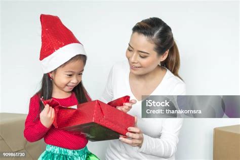 행복 한 새 해 메리 크리스마스 해피 홀리데이 쾌활 한 엄마와 그녀의 귀여운 딸 여자 선물 교환 부모와 두 어린 아이 재미와 함께 재생 2명에 대한 스톡 사진 및 기타