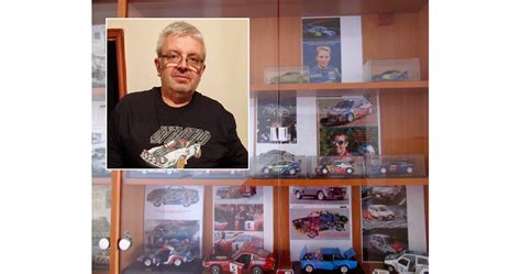 Танкове и самолети събира учител