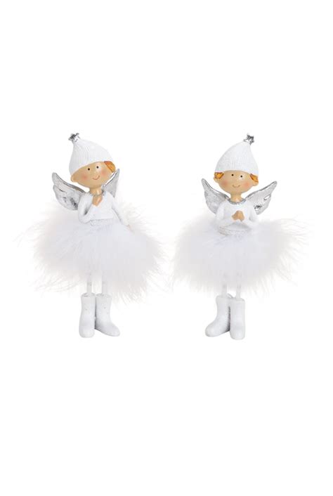 ანგელოზი ბუმბულის კაბით და ქუდით