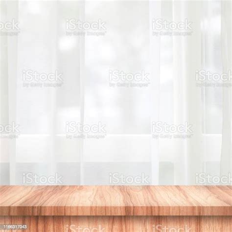 자연 환경 아침 개념의 흐림 커튼과 창 배경에 나무 테이블 상단의 빈 제품 이나 디자인을 배치 하기 위한 나무 테이블 및 공간 배경 주제에 대한 스톡 사진 및 기타 이미지