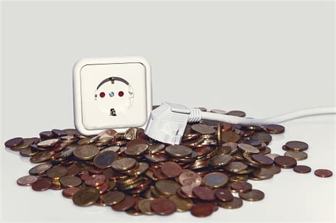 유로 돈의 힙에 누워 흰색 유럽 플러그 소켓및 전력 플러그 집에서 전기를 절약하는 개념 0명에 대한 스톡 사진 및 기타 이미지 0명 가격 개념 Istock