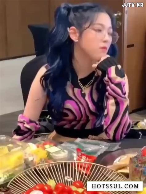 안경끼고 먹방찍는 양갈래 프로미스나인 백지헌