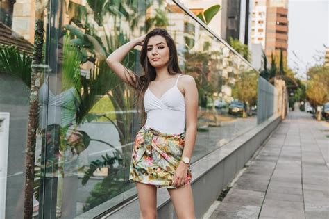 Retrato De Una Hermosa Mujer Joven De Pie Contra Un Edificio Foto Premium