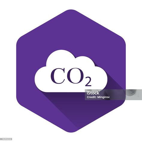 구름 아이콘의 백색 Co2 방출은 긴 그림자로 격리되었습니다 이산화탄소 공식 기호 스모그 오염 개념 환경 개념 연소 제품 보라색 육각 버튼 벡터 일러스트레이션 개념에 대한