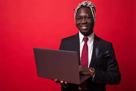 노트북 빨간색 배경에 고립 된 아프리카계 미국인 비즈니스 남자 가득 찬에 대한 스톡 사진 및 기타 이미지 가득 찬 기업 비즈니스 길이 Istock